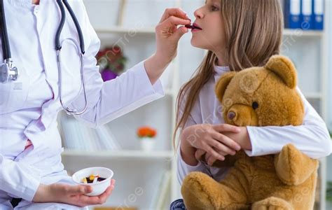 女醫生正在檢查拿著玩具熊的可愛小女孩 女醫生正在檢查拿著玩具熊的可愛小女孩 照片背景圖桌布圖片免費下載 Pngtree