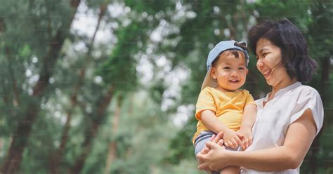 Retrato De Una Joven Madre Asiática Feliz Con Un Adorable Hijo Pequeño