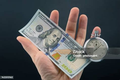 기계식 스톱워치와 남자 손에 달러 비즈니스를위한 파트 타임 정확성 비즈니스 및 금융 시간 경제에 대한 스톡 사진 및 기타 이미지 Istock