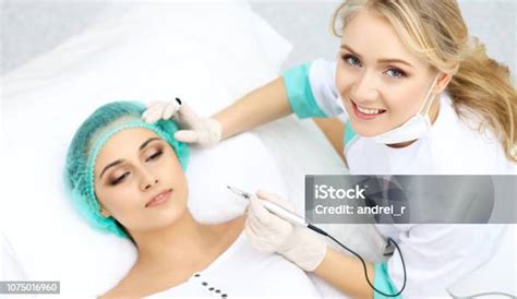 전문 미용사 여자 얼굴에서 눈 썹 문신을 하 고입니다 뷰티 살롱 근접 촬영에서에서 영구이 마 메이크업입니다 미용 치료 건강관리와 의술에 대한 스톡 사진 및 기타 이미지