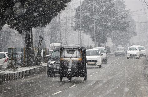 Weather Update पहाड़ों पर बर्फबारी से फिर निकले गर्म कपड़े The Csr