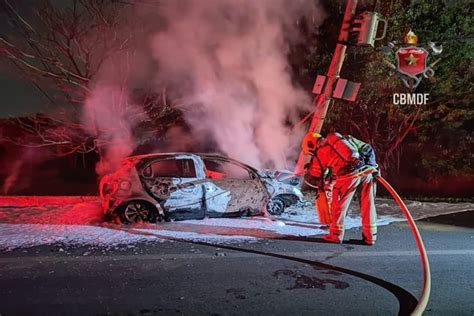 Vídeo Carro Tem Perda Total Após Bater Em Poste E Pegar Fogo Metrópoles