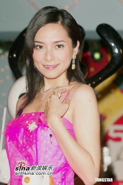 图文：郭羡妮徐子淇同走秀 郭羡妮小露香肩影音娱乐新浪网