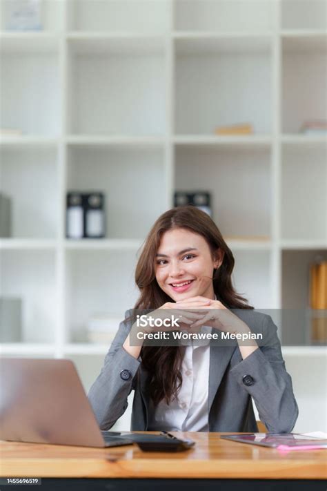 관리자 사업가 재무 검사관이 잔액을 계산하는 보고서를 작성합니다 내부 수익 및 회계 개념 Office Of Management And Budget에 대한 스톡 사진 및 기타