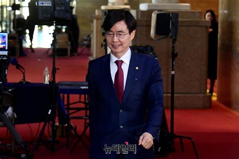 포토 중진의원 회동 참석하는 조경태 국민의힘 의원 Save Internet 뉴데일리