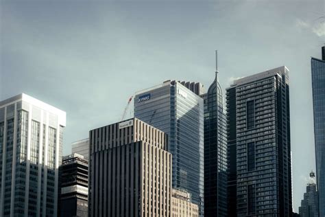 Edificio De Hormigón Gris Durante El Día Rompecabezas En Línea