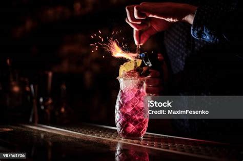 어두운 배경에서 달 콤 하 고 신선한 딸기 모 히 토 여름 연기 메모와 함께 칵테일을 만드는 바텐더 칵테일에 대한 스톡 사진 및 기타 이미지 Istock