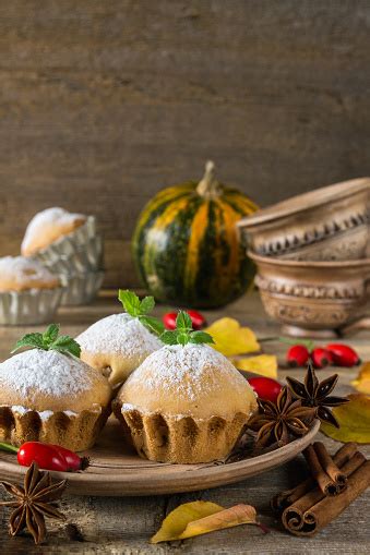 가 여전히 생활입니다 수 제 컵에 케 한 익을 계 피 아니 스 별 호박 로즈와 소박한 나무 배경에 단풍 열매 가루 설탕 가을에 대한 스톡 사진 및 기타 이미지 Istock