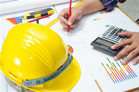 건축가 또는 엔지니어 작업 프로젝트 회계 사무실 건설 계정 개념에서 도구와 그래프 건설 산업에 대한 스톡 사진 및 기타 이미지 건설 산업 건설업자 건축 Istock