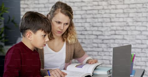 홈스쿨링 엄마가 가르치는 동안 숙제를 하는 소년 사진 Unsplash의 폴란드 이미지