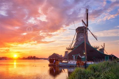 네덜란드 농촌 현장 극적인 하늘 잔담과 함께 일몰에 네덜란드의 유명한 관광 사이트 잔세스칸스의 풍차 사진 배경 및 무료 다운로드를위한 그림 Pngtree