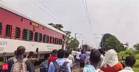 Coupling Of Magadh Express Breaks Train Splits Into Two Near Bihar S