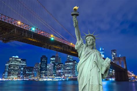 纽约地平线和自由雕象在晚上， Ny，美国 库存图片 图片 包括有 著名 横向 都市风景 自由 拱道 33334389