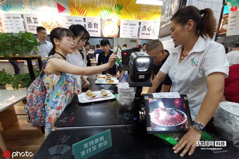 武汉一高校现“黑科技”食堂：餐盘植入芯片能瞬间结账