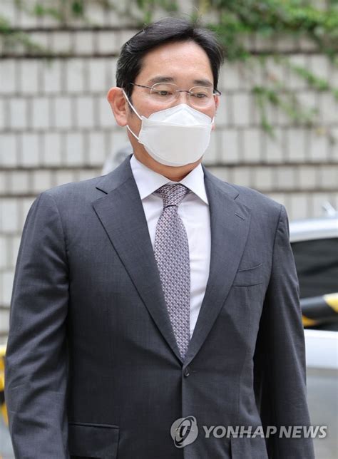 법정 향하는 이재용 부회장 연합뉴스