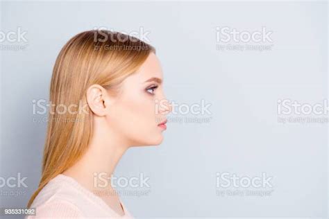 하프 얼굴 프로필 쪽 볼 가까이 심각한 자신감 집중된 집중된 생각 꽤 귀여운 사랑 스러운 매니저 입고 베이지색 블라우스에 회색 배경 Copyspace 고립 된 숙고의 초상화