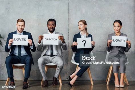 대기 홀에서 연인 감독 단어와 물음표 카드를 들고 Multiethnic 기업인 감독에 대한 스톡 사진 및 기타 이미지 감독