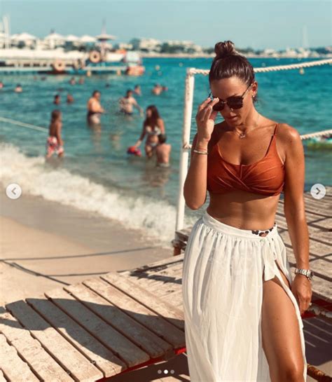 Vitaa Canon En Bikini Elle Profite De Vacances En Famille Le Diaporama Purepeople