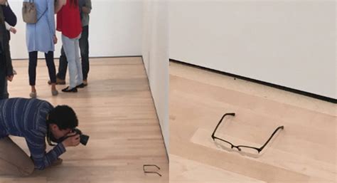 미술관 바닥에 안경을 떨어뜨렸더니 관람객 반응이 핫하다 사진 6장 포스트쉐어