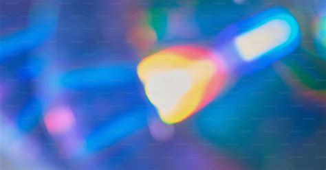 어두운 배경에 컬러 조명이 있는 초점이 흐려진 필름 질감 배경 사진 효과를 위한 흐릿한 무지개 색 조명 플레어 사진 Unsplash의 굴절 이미지