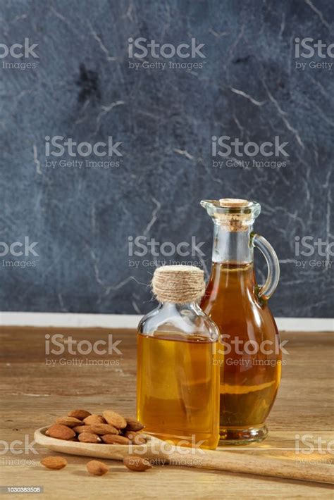 아몬드 나무 테이블에 국자에는 유리 항아리와 병에 아로마 오일 클로즈업 가득 찬에 대한 스톡 사진 및 기타 이미지 가득 찬