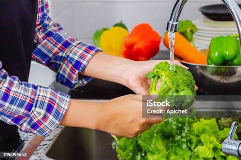 부엌에서 요리 하기 전에 살충제를 제거 하는 브로콜리를 세척 하는 젊은 여자 과일과 야채 세탁 개념 건강한 생활방식에 대한 스톡 사진 및 기타 이미지 Istock