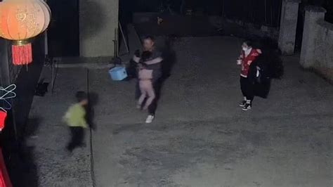 外出务工父母凌晨到家，孩子们第一时间飞奔迎接七环视频澎湃新闻 The Paper