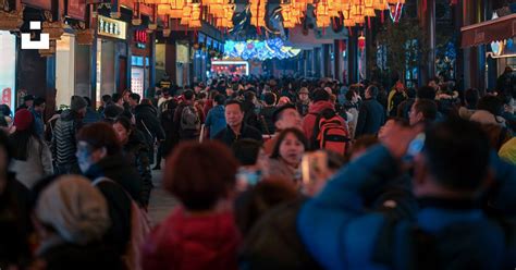 위에 등불을 들고 시설 사이를 걷는 사람들 사진 Unsplash의 무료 거리 사진 이미지