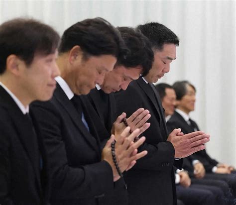 ＜巨・楽＞楽天に勝利しナインを出迎える阿部監督（左）と戸郷（撮影・沢田 明徳） スポニチ Sponichi Annex 野球