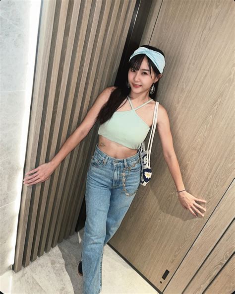 9月份既天氣，日日唔喺打風就係落雨🥹有啲掛住好天嘅日子，所以今日嘅ootd揀咗藍綠色，自製好心情，希望快啲見番個太陽🌞 將簡單嘅綠色top摺一