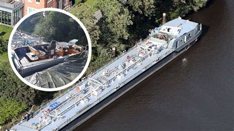 Schiff kollidiert mit Hunte Brücke und steht oben ohne da