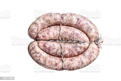 나무 판에 돼지 고기와 쇠고기 고기로 만든 생 소시지 흰색 배경에 격리되어 있습니다 고기에 대한 스톡 사진 및 기타 이미지