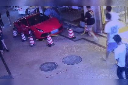 广东近500万法拉利停在店门口 遭路过男子扔反光锥砸坏