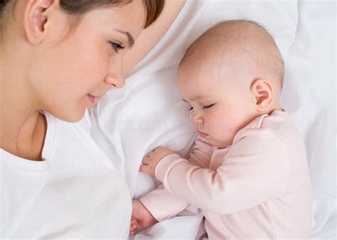 Enfantez Et Son Fils Regardant L Otarie Image Stock Image Du Exprimer