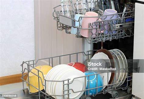 깨끗한 접시와 머그잔을 내릴 준비가 된 개방형 식기 세척기 가사 집안일에 대한 스톡 사진 및 기타 이미지 가사 집안일 가정