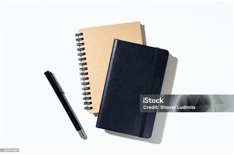 모형 흰색 배경에 빈 종이 검은 색 노트북과 펜 복사 공간이 있는 상단 뷰입니다 사무실 책상 테이블 개념 메모장에 대한 스톡
