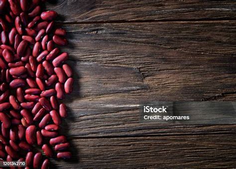 복사 공간이있는 나무 소박한 테이블에 신장 콩 또는 팥의 배경 클로즈업 이미지 빨강에 대한 스톡 사진 및 기타 이미지 빨강