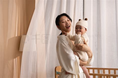 白昼高清图片 可爱宝宝坐在床上玩耍 人像图片免费下载格式5000像素编号69435259 千图网