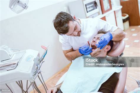 무서 워 환자 비명에 수술을 하 고 치과 의사 20 29세에 대한 스톡 사진 및 기타 이미지 20 29세 건강관리와 의술
