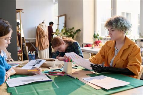 Premium Photo Diverse Group Of Girls In Tailoring Class At Table