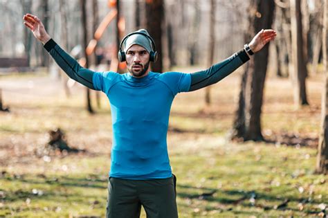 공원이나 체육관 운동에서 실행하기 전에 워밍업을위한 운동을 스트레칭 스포티 한 남자 피트니스와 건강한 라이프 스타일 컨셉 25