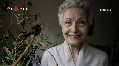 คาเทีย แลตตัฟ คุณยายวัย 73 ปี เปลี่ยนบ้านเป็นที่พักพิงชั่วคราวให้นกฮัม