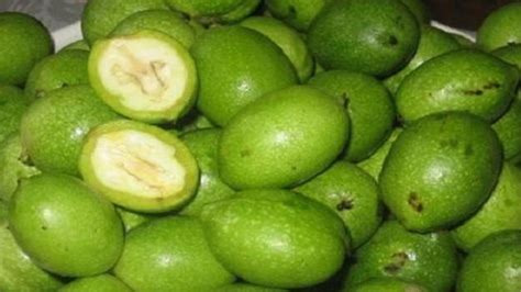 Лек на Баба Ванга със зелени орехи срещу 50 болести