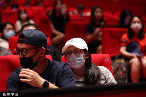 郑恺夫妇金世佳现身首映礼 苗苗戴墨镜紧靠老公 搜狐大视野 搜狐新闻