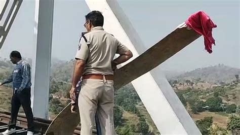 रेलवे ट्रैक पर डेटोनेटर से किया गया ब्लास्ट Video Dailymotion