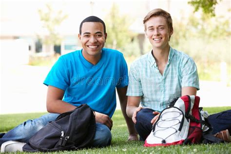 Junge Männer Des Portraits Draußen Stockbild Bild Von Kaukasisch