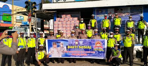 Jelang HUT Bhayangkara Satlantas Polres Gowa Bagikan Parcel Kepada Warga