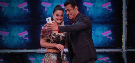 Fans Are Mad With Bigg Boss Ki Malkin Ameesha Patel Want To Eliminate
