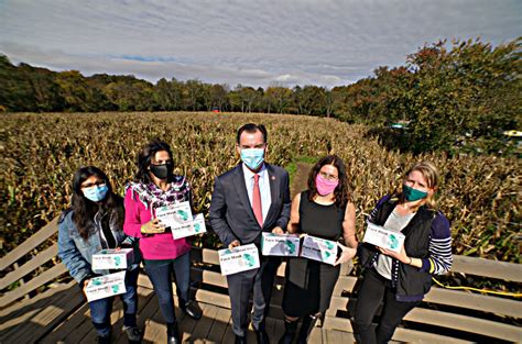 Queens Congressman Distributes Ppe Across The Borough Qns
