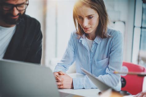 밝은 사무실에서 시간을 작업 하는 젊은 기업가의 그룹 비즈니스 사람들 회의 개념입니다 흐리게 배경입니다 수평 검색에 대한 스톡 사진 및 기타 이미지 Istock